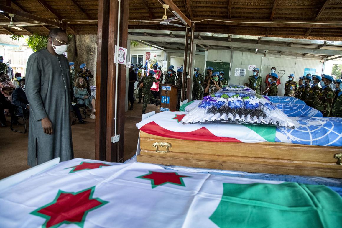 La MINUSCA salue la mémoire de cinq de ses casques bleus | MINUSCA